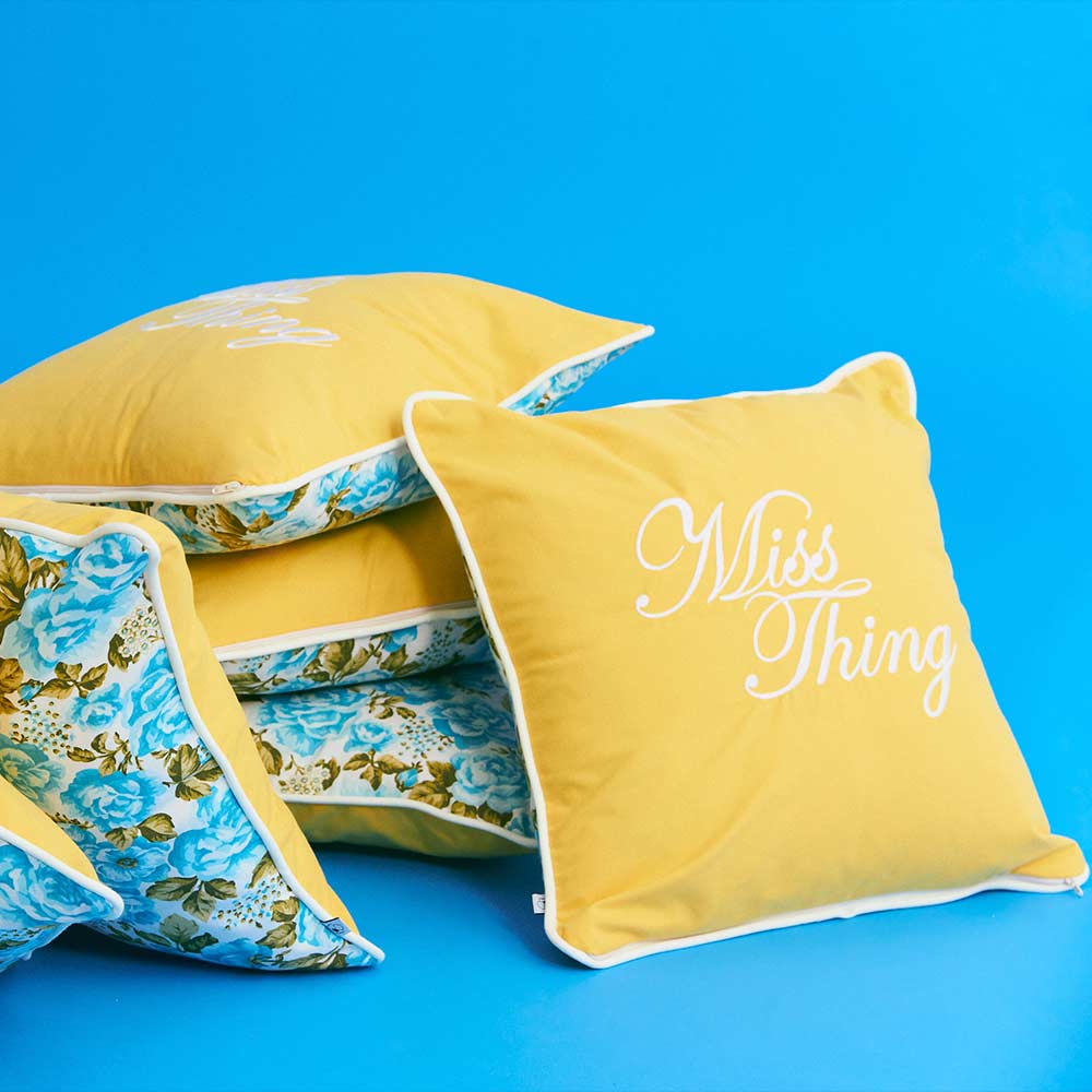 Funda de cojín azul "Miss Thing"